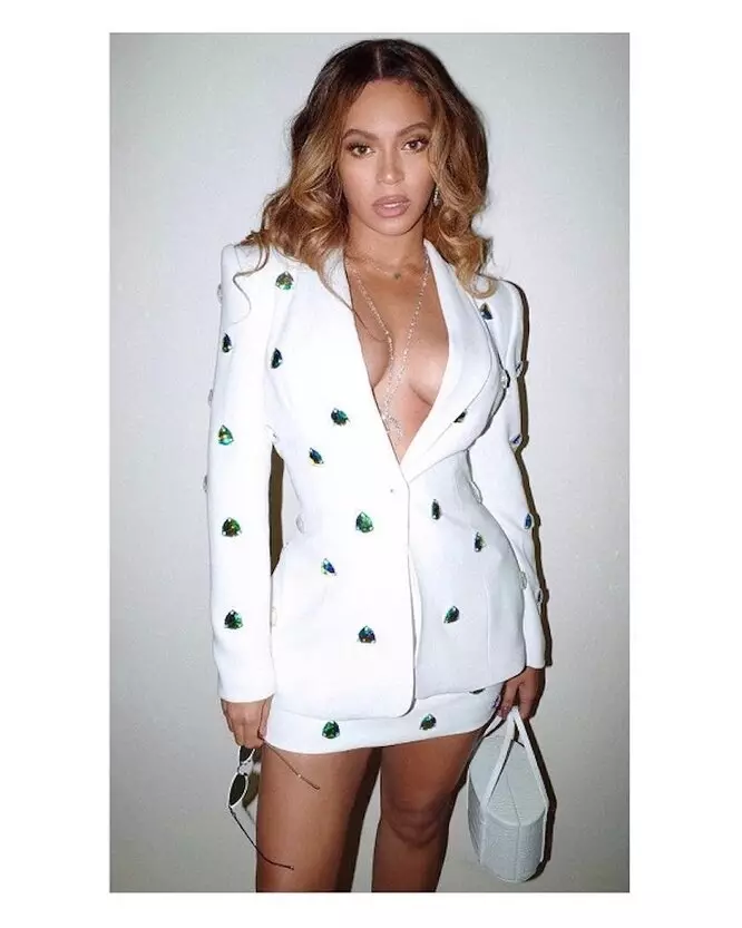 Beyonce in a bright cage suit came to the opening of the exhibition 55333_3