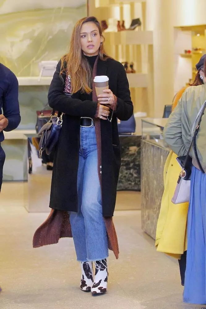 Jessica Alba in boots with a cow print and wide jeans went on shopping 55391_1