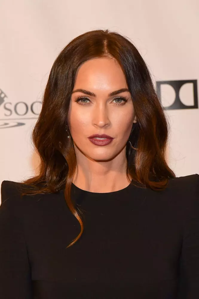 Megan Fox emphasized a slim figure in the fitting dress in the floor 55394_2