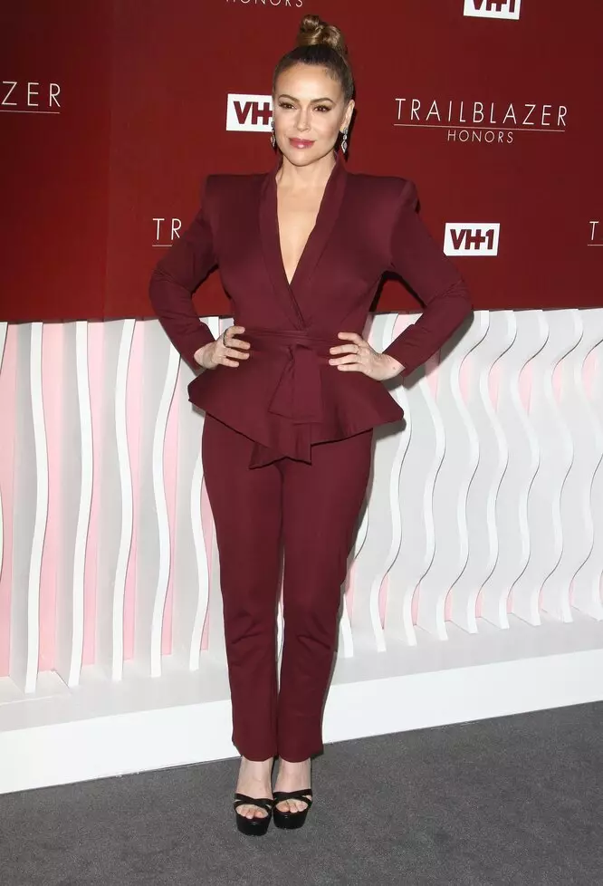 Alice Milano in a burgundy trouser costume emphasized the waist and slender legs 55482_1