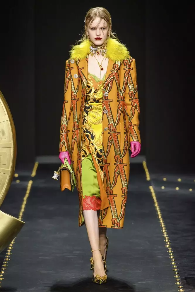 New Versace: Fashion House showed a collection for Millennalev, lovers in grunge 55571_12