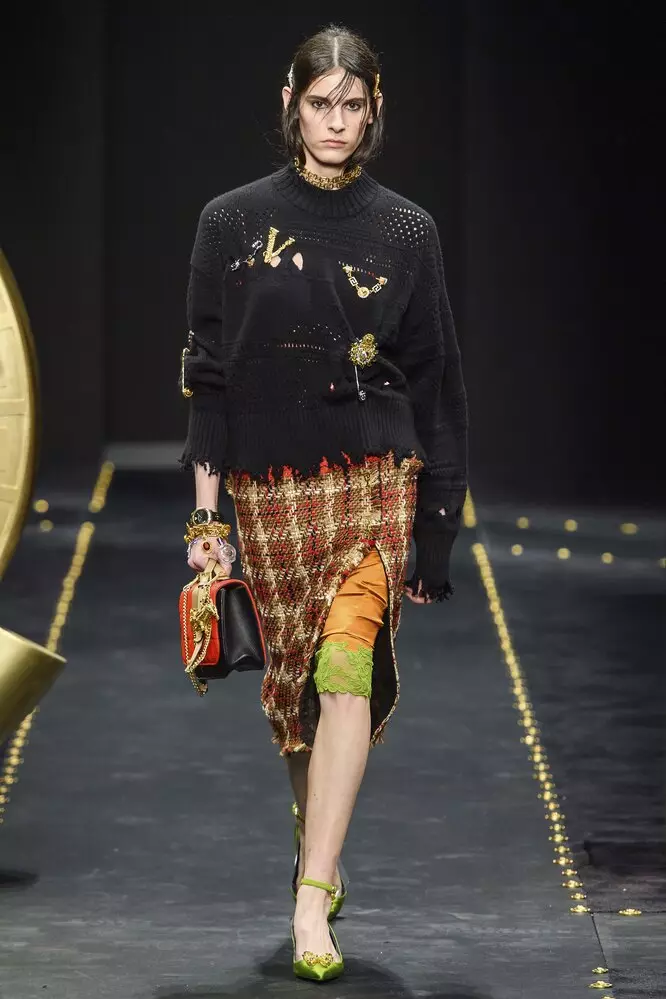 New Versace: Fashion House showed a collection for Millennalev, lovers in grunge 55571_19