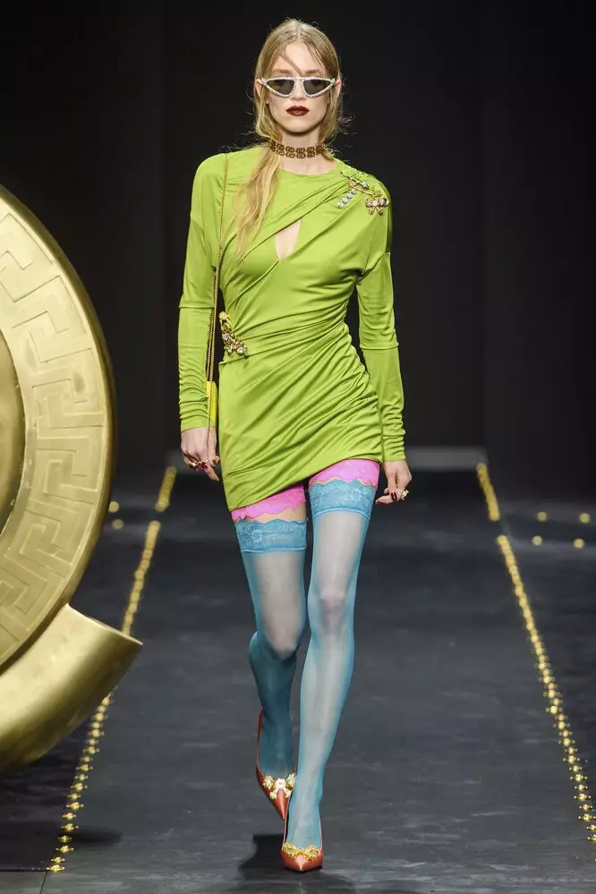 New Versace: Fashion House showed a collection for Millennalev, lovers in grunge 55571_24