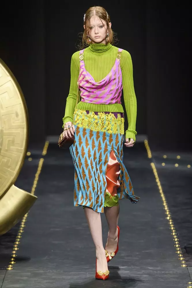 New Versace: Fashion House showed a collection for Millennalev, lovers in grunge 55571_28