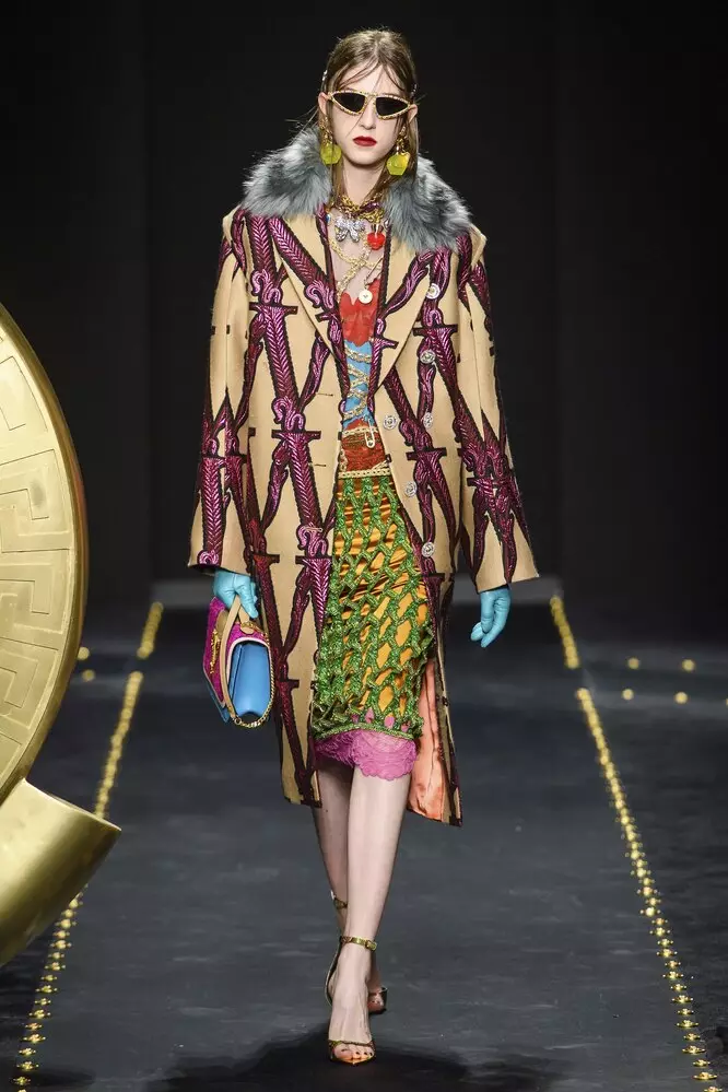 New Versace: Fashion House showed a collection for Millennalev, lovers in grunge 55571_33