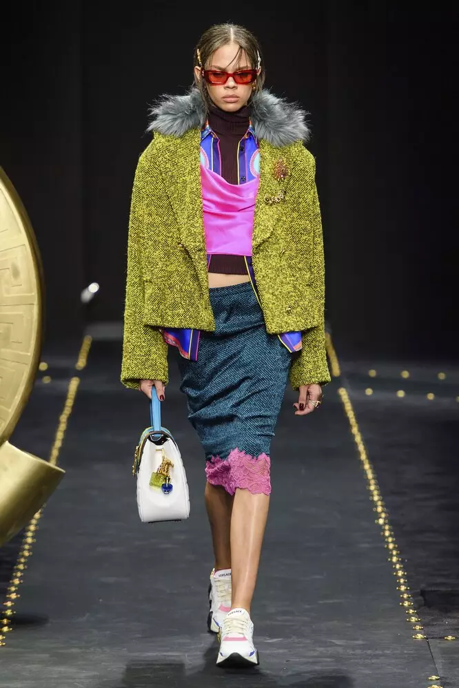 New Versace: Fashion House showed a collection for Millennalev, lovers in grunge 55571_42