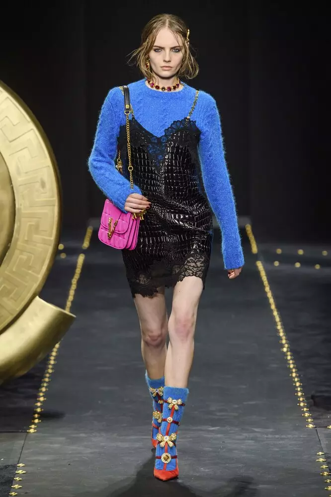 New Versace: Fashion House showed a collection for Millennalev, lovers in grunge 55571_48