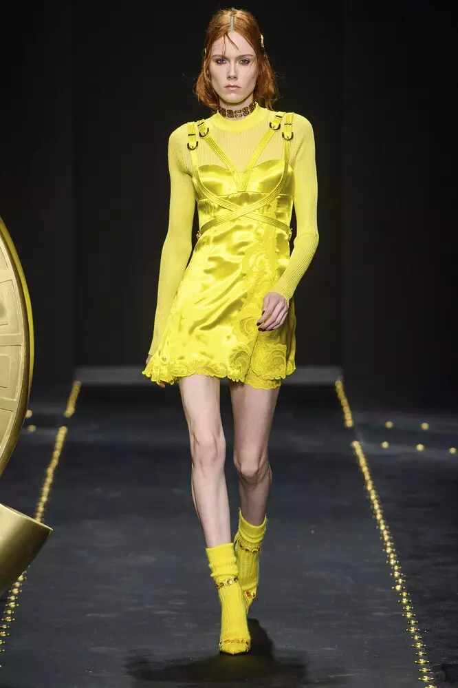 New Versace: Fashion House showed a collection for Millennalev, lovers in grunge 55571_51