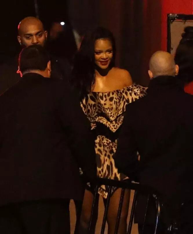 Rihanna in a mini dress showed slim legs 55603_4