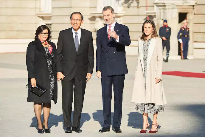 Queen of Leticia in a dress with a snake print met with President Peru 55663_1