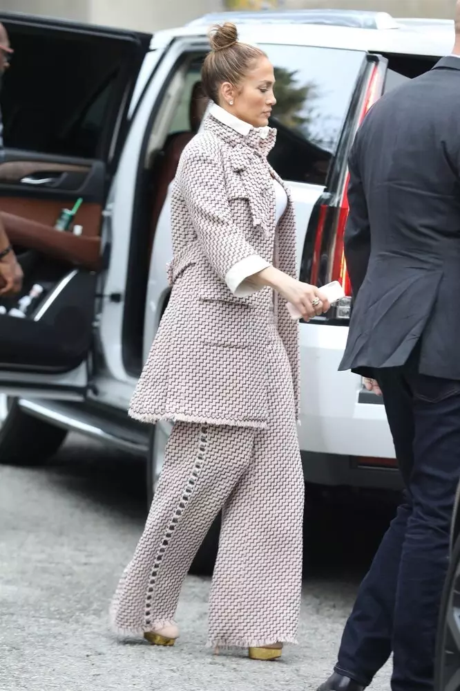 Jennifer Lopez in a tweed costume talked with businessmen 55675_2