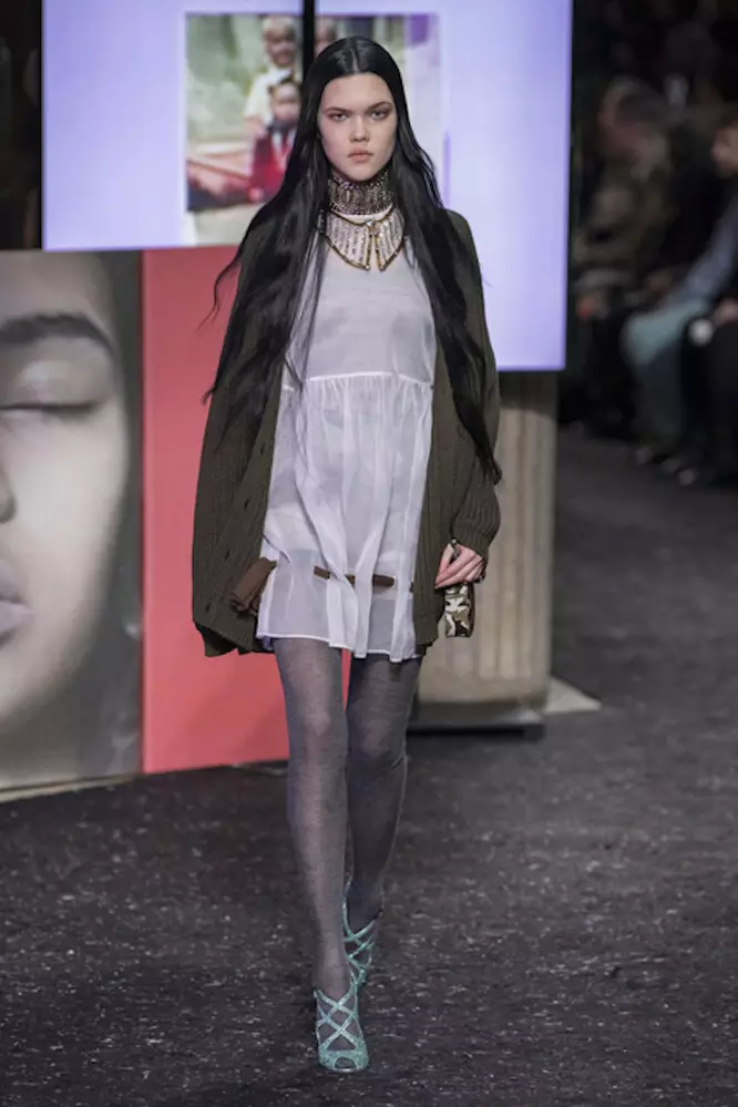 Poppy Melief in a velvet skirt with a cut showed long legs in Paris