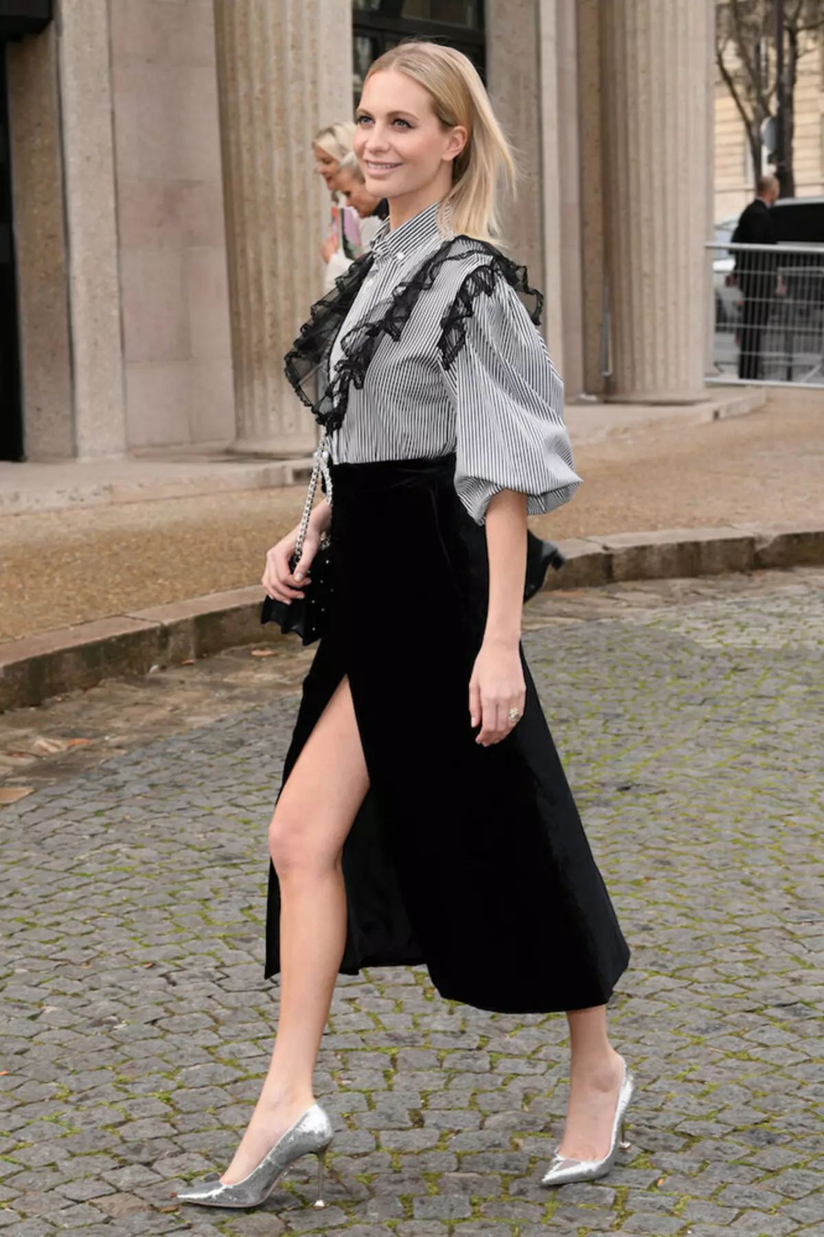 Poppy Melief in a velvet skirt with a cut showed long legs in Paris 55828_2