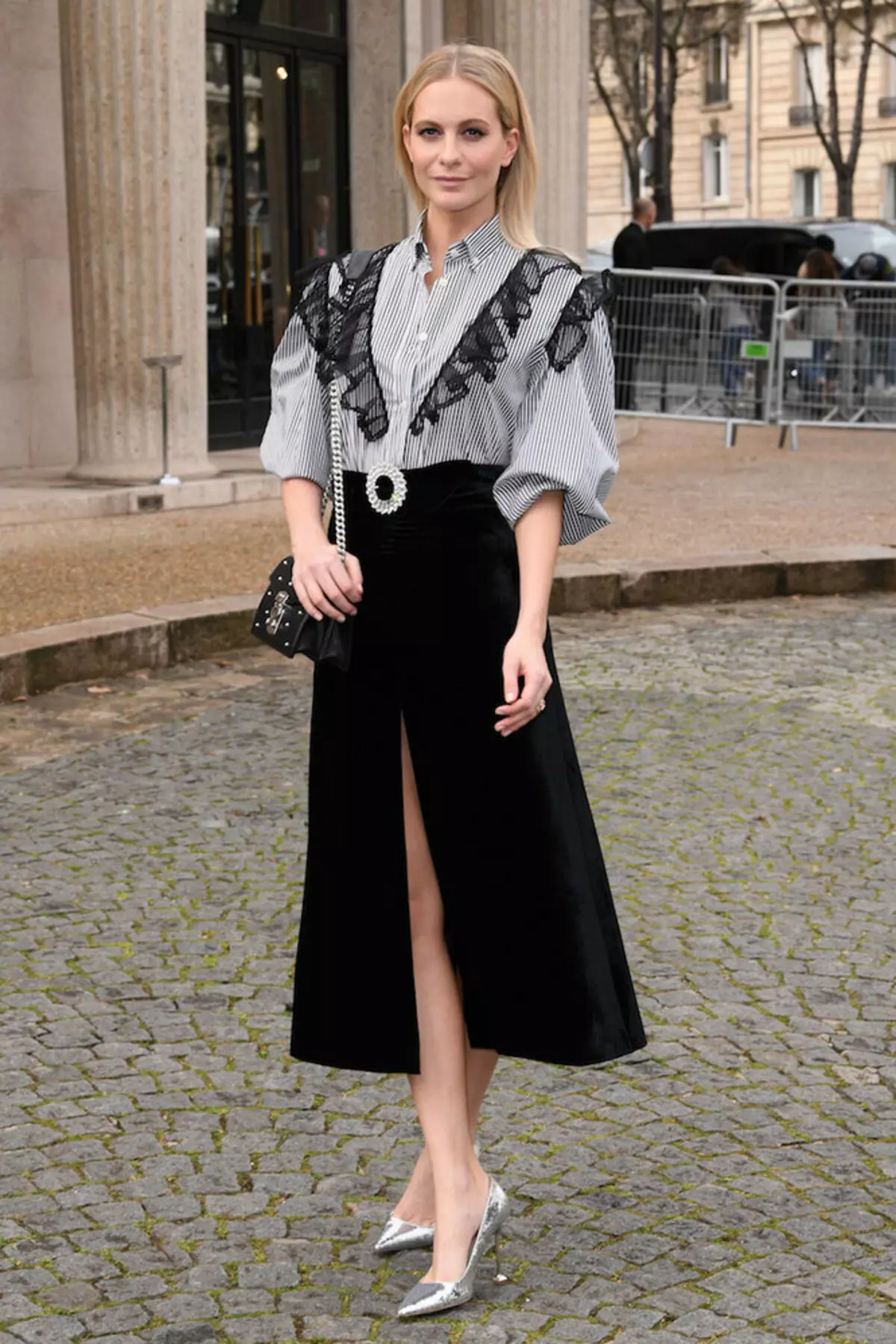 Poppy Melief in a velvet skirt with a cut showed long legs in Paris 55828_3