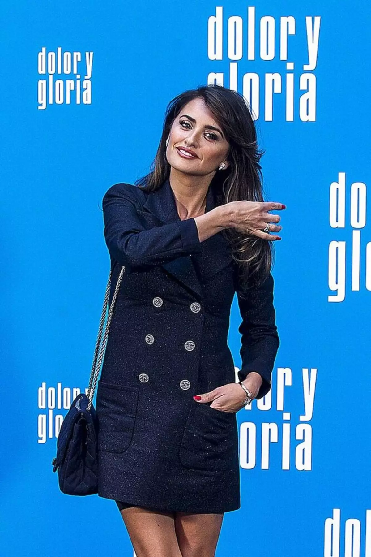 Penelope Cruz in Chanel Mini Dress showed slim legs in Madrid 55973_2