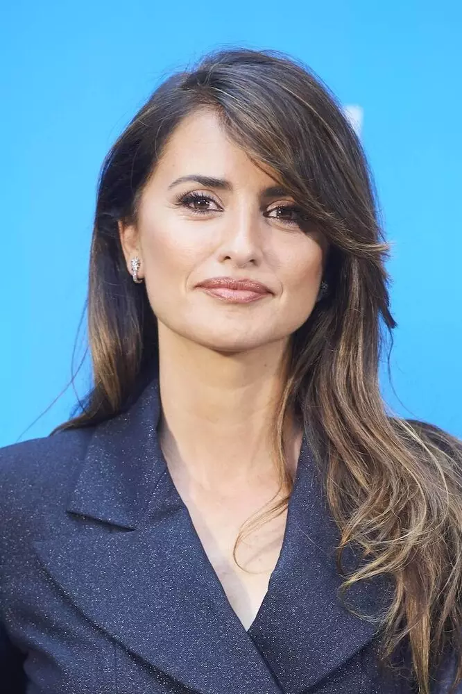 Penelope Cruz in Chanel Mini Dress showed slim legs in Madrid 55973_3