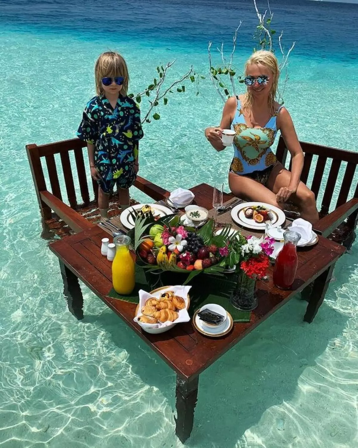 Changes like gloves: the best swimsuits of Yana Rudkovskaya with a holiday in Maldives 56099_1