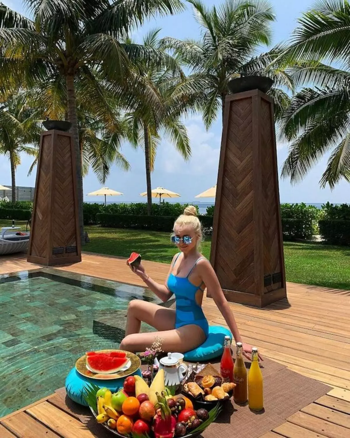 Changes like gloves: the best swimsuits of Yana Rudkovskaya with a holiday in Maldives 56099_2