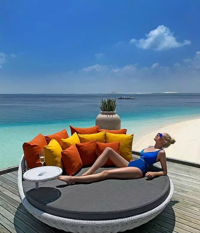 Changes like gloves: the best swimsuits of Yana Rudkovskaya with a holiday in Maldives 56099_3