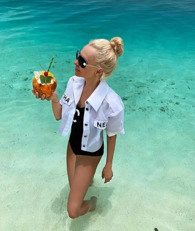 Changes like gloves: the best swimsuits of Yana Rudkovskaya with a holiday in Maldives 56099_4