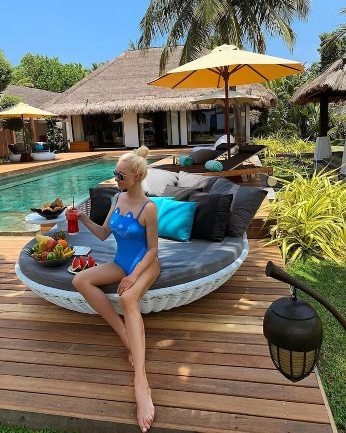 Changes like gloves: the best swimsuits of Yana Rudkovskaya with a holiday in Maldives 56099_5