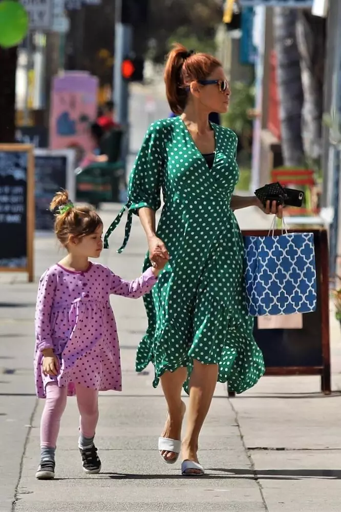 Eva Mendez in an emerald dress took daughter for a children's holiday 56131_1