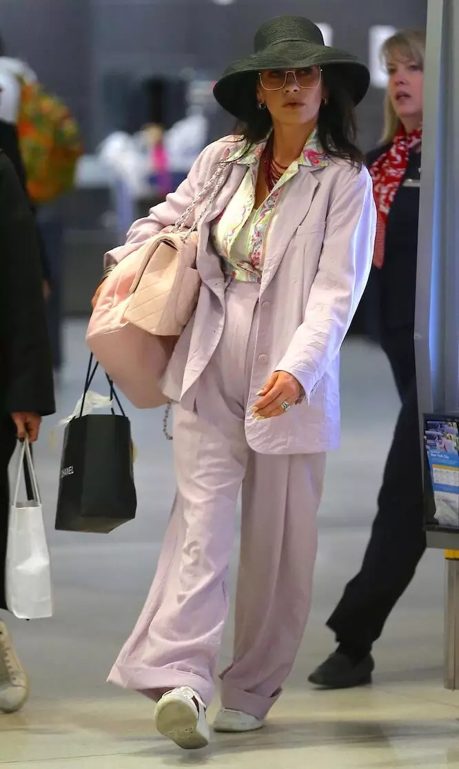 Catherine Zeta-Jones in a lilac suit and a green hat flew to New York 56241_1