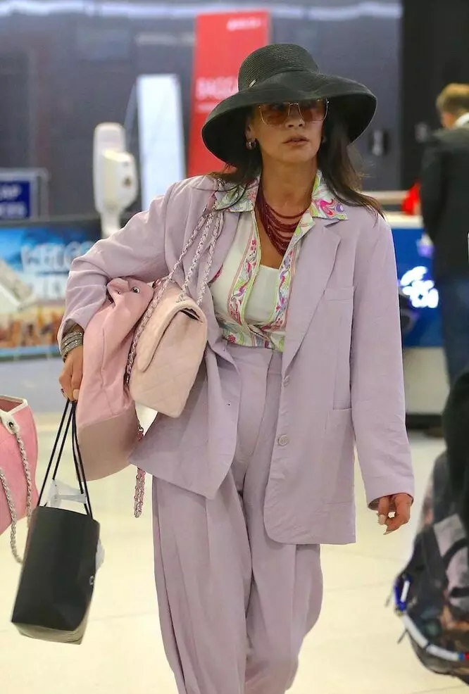 Catherine Zeta-Jones in a lilac suit and a green hat flew to New York 56241_2