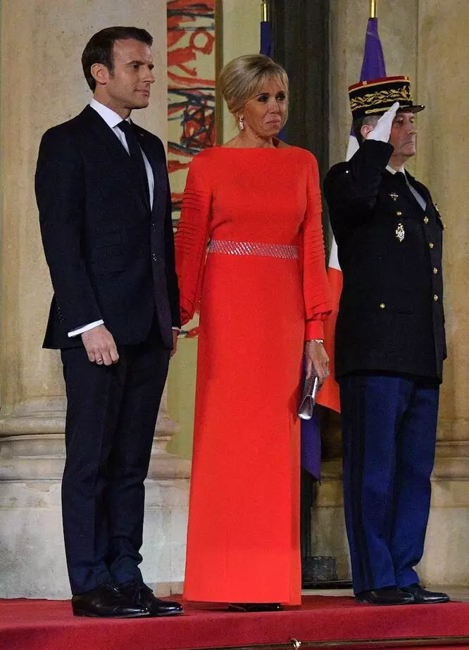 Brigitte Macron in a dress with a cut arranged dinner in the Champs Elysée Palace 56341_1