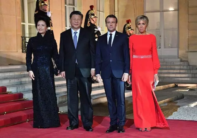 Brigitte Macron in a dress with a cut arranged dinner in the Champs Elysée Palace 56341_2