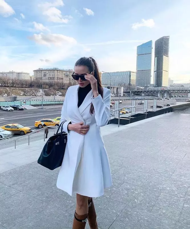 Anastasia Ryttov in an elegant coat walked along the spring Moscow 56343_1