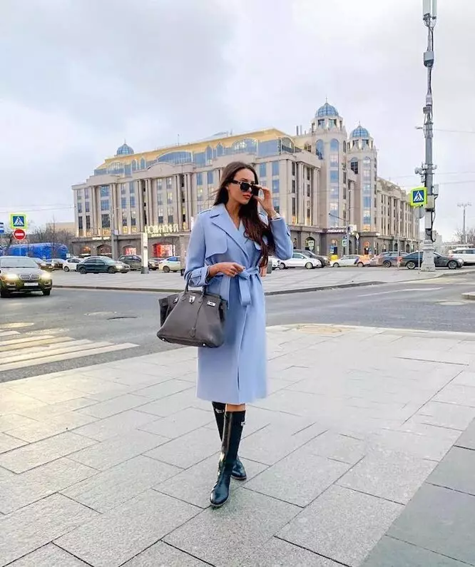 Anastasia Ryttov in an elegant coat walked along the spring Moscow 56343_4
