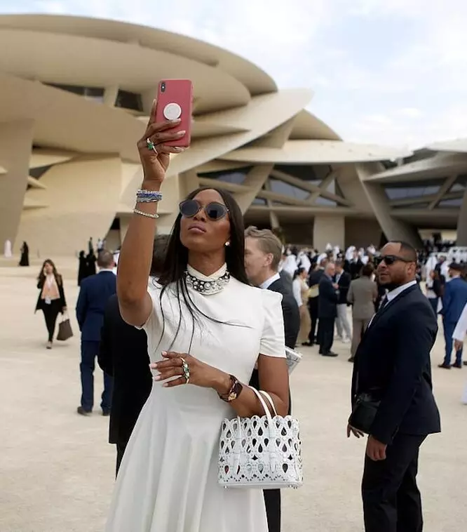 Naomi Campbell in an elegant dress in the floor made Selfie in Qatar 56387_1