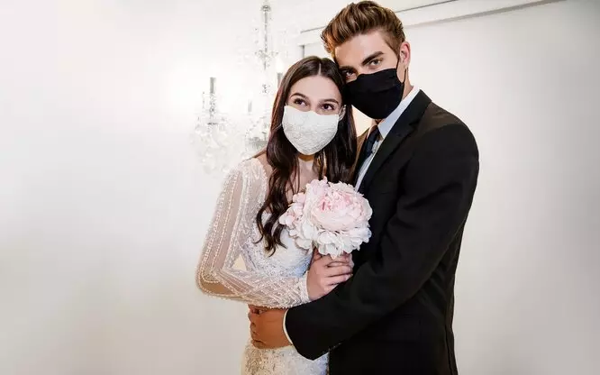 FATA, kleita un maska ​​līgavai: kā kāzu zīmoli pielāgoti Coronavirus pandēmijai 5638_4