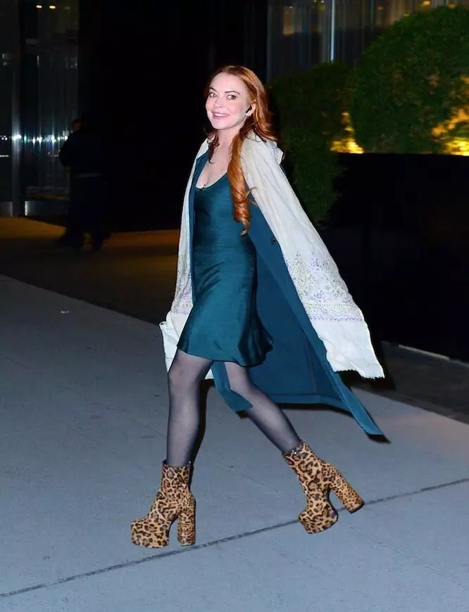 Lindsay Lohan offered to combine a green mini dress with leopard boots 56402_1