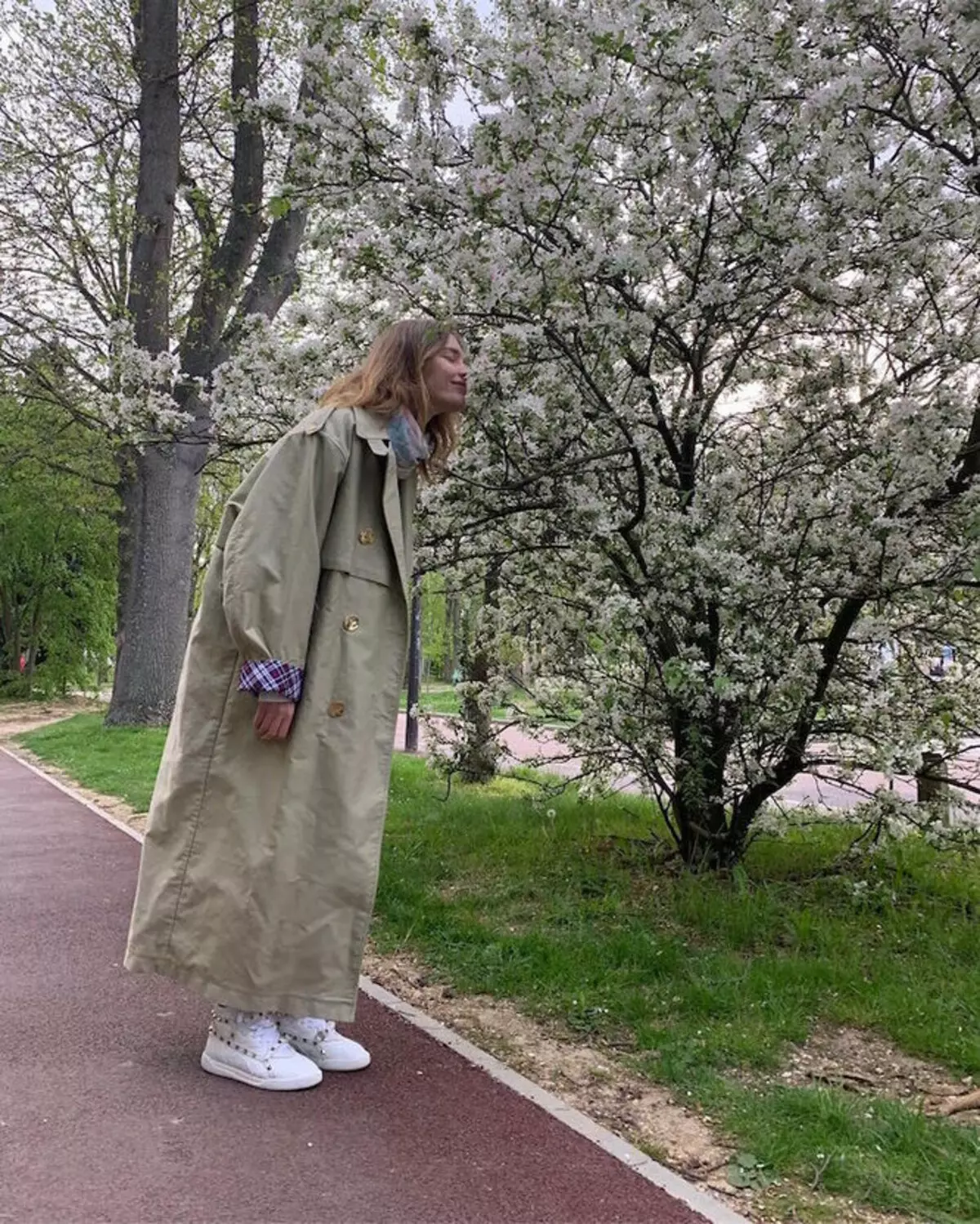 Natalya Vodyanova in Trenche oversize walked with children 56721_2