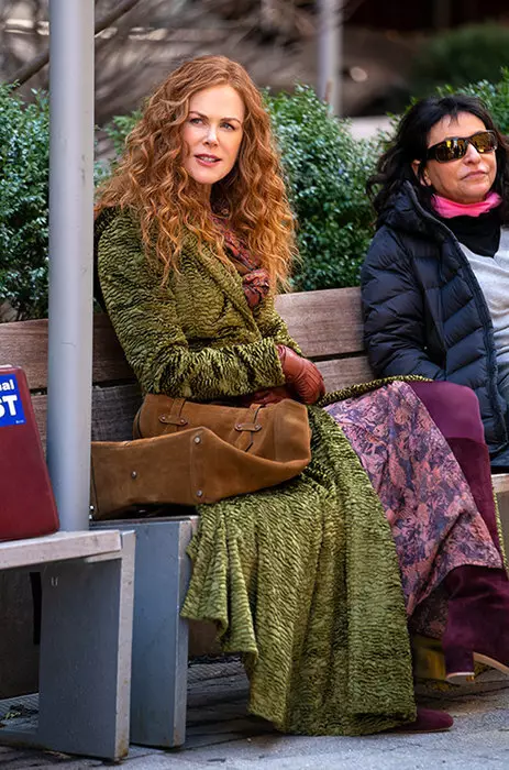 Pick up the color of the coat for the red-haired girl: four examples from Nicole Kidman 56859_1