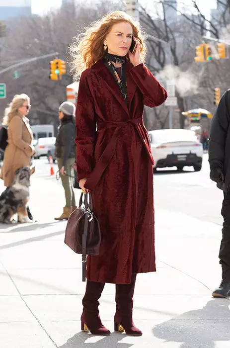 Pick up the color of the coat for the red-haired girl: four examples from Nicole Kidman 56859_2