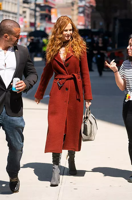 Pick up the color of the coat for the red-haired girl: four examples from Nicole Kidman 56859_3