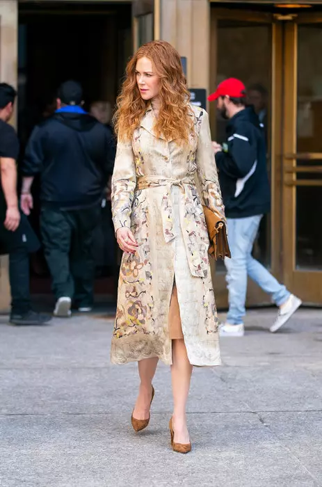 Pick up the color of the coat for the red-haired girl: four examples from Nicole Kidman 56859_4