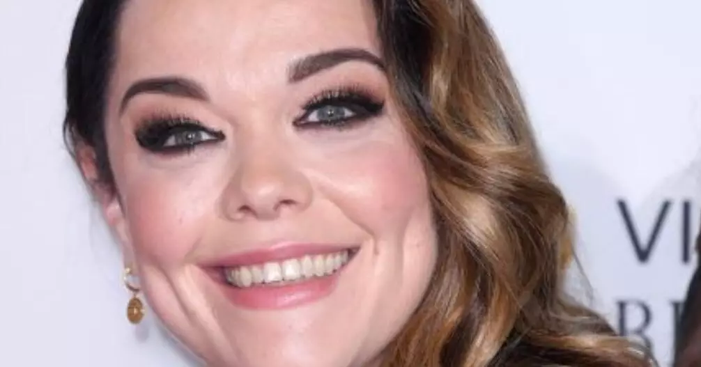 Offisi Gẹẹsi Lisa Riley yọ awọn kilii ti awọ ara pupọ lẹhin ipadanu nla