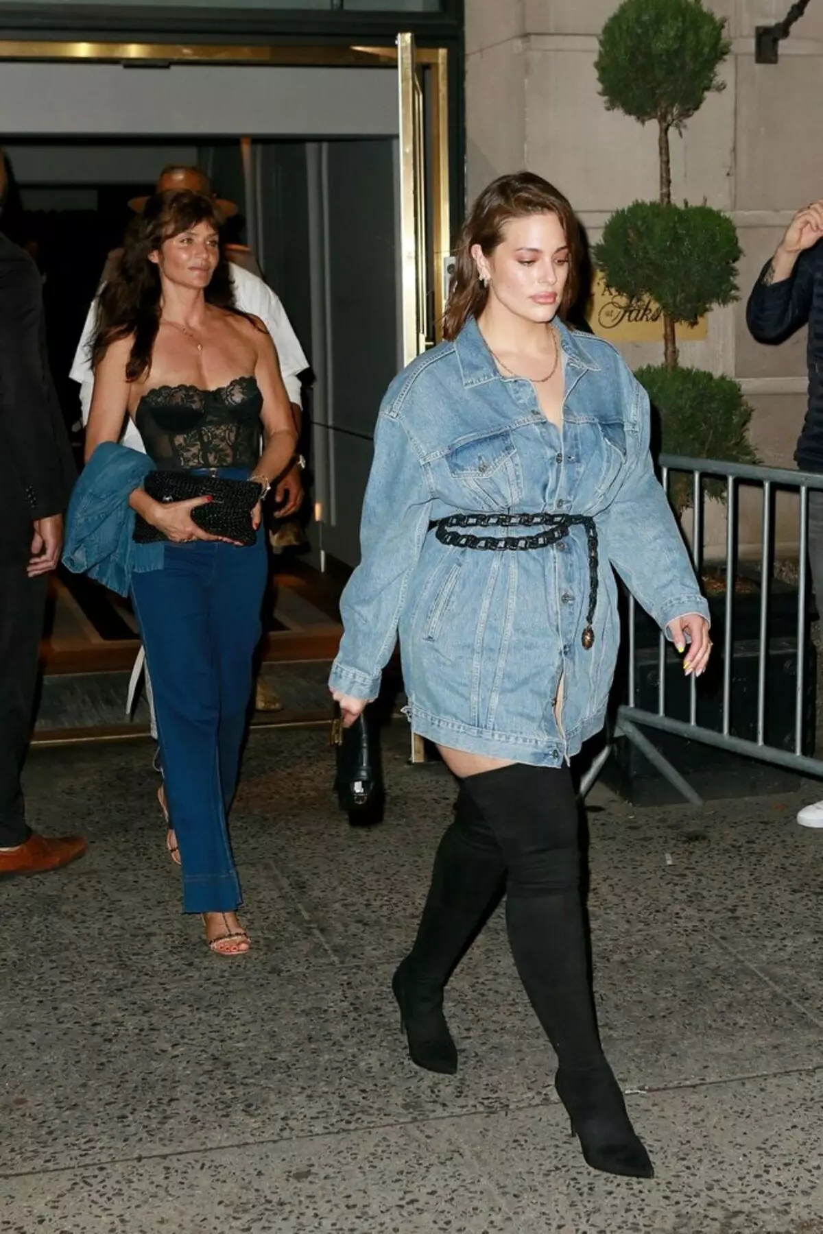 Bella Hadid in a frank jumpsuit from Denim appeared at the sister party 57052_3