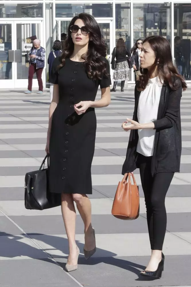 Amal Clooney emphasized the figure with elegant black dress 57089_1