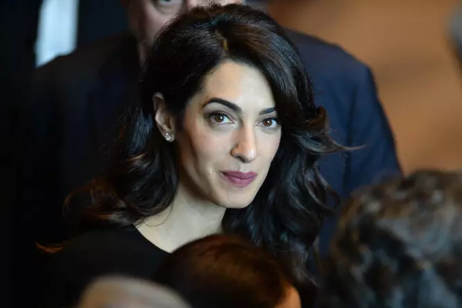 Amal Clooney emphasized the figure with elegant black dress 57089_2