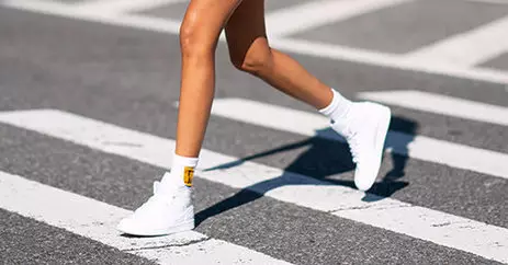 What to wear white sneakers: 5 interesting images from celebrities