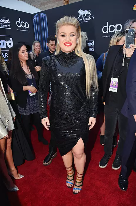12 brightest outfits from the Billboard Music Awards awards ceremony 57326_10