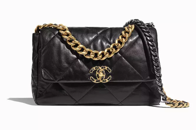 Chanel 19 bag already claims to be a cult 57419_1