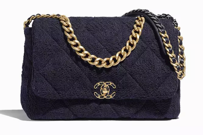 Chanel 19 bag already claims to be a cult 57419_5