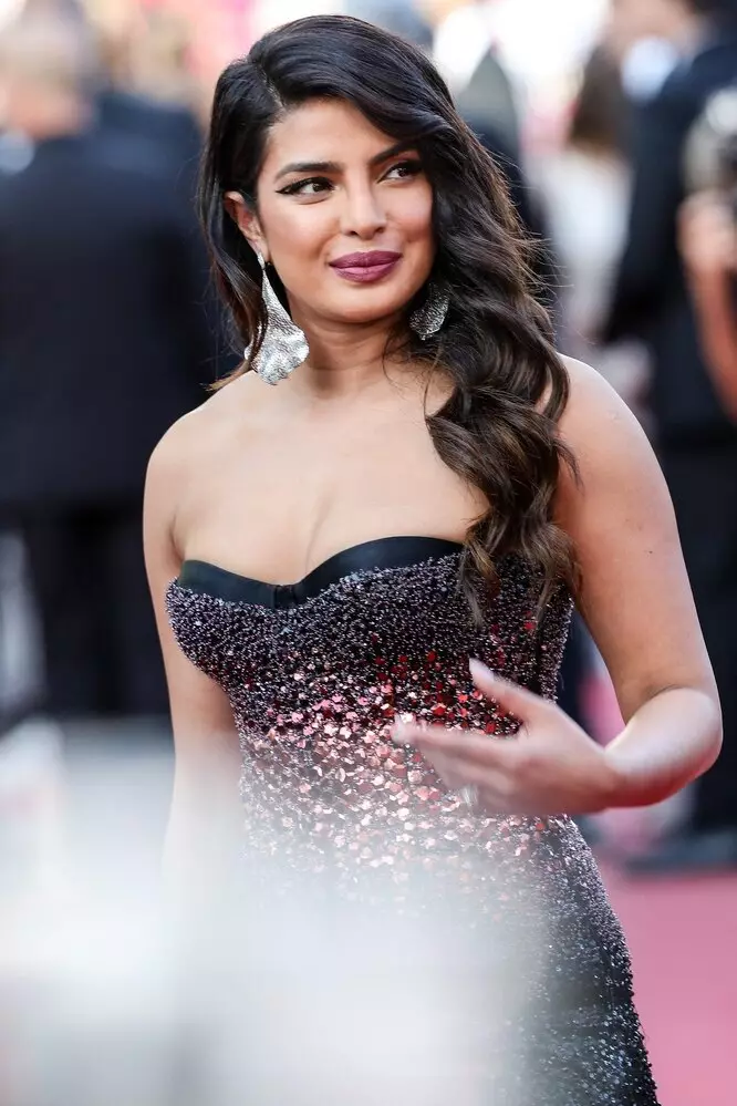 Pretty Chopra in a dress with a very high incision posed in Cannes 57528_2