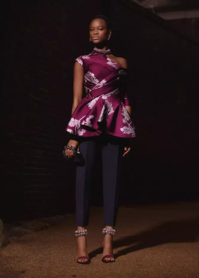 Sisters Bronte, Crystal Chandeliers and Rose of the North: Alexander McQueen Pre-Fall 2019 57544_10